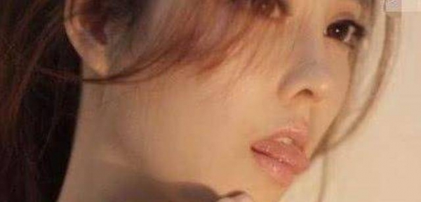 冯提莫杜蕾斯代言照曝光，表情太过真实，网友：这谁受得了