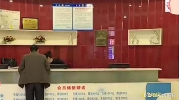 妻子和上司酒店开房，丈夫全程观看后被逼喝下百草枯：床太乱！