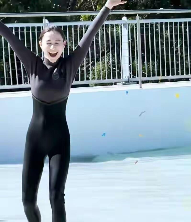 何超莲澳洲酒店秀恩爱，在窦骁的面前冲浪摔水里，跺脚像个孩子