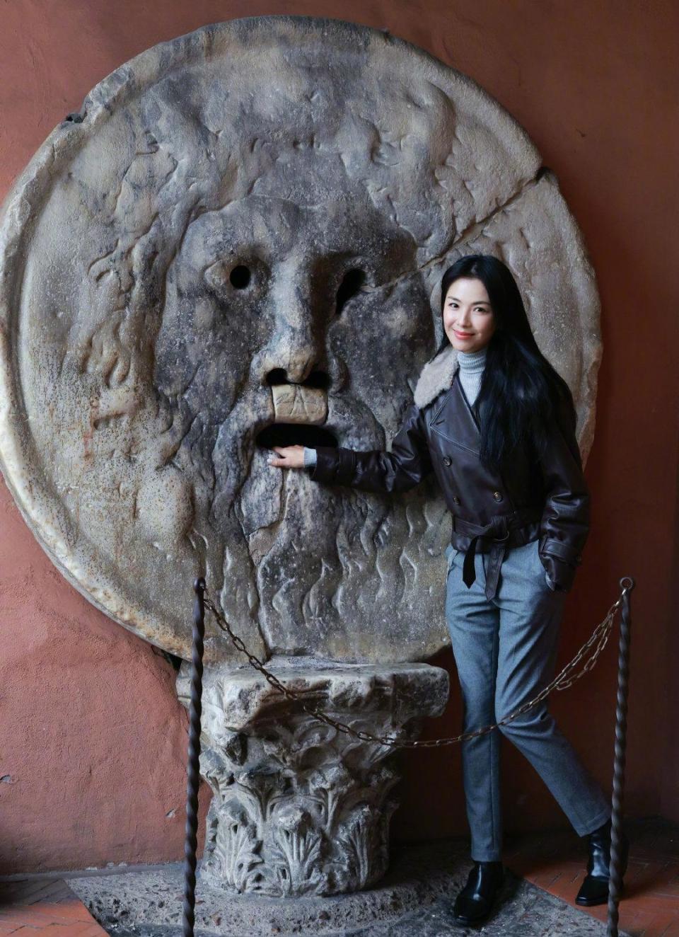 刘涛晒旅行照片，皮衣穿搭很吸睛，时尚又帅气，瞬间就被她迷住了