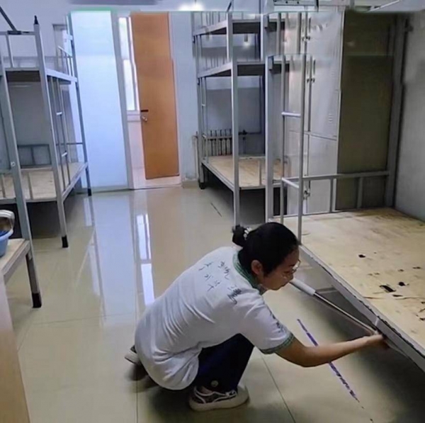 毕业后同学相继离开宿舍，女生默默打扫带走两大包垃圾，网友怒赞