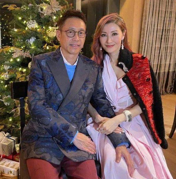 李嘉欣儿子自拍引热议！塌鼻梁厚嘴唇，满嘴胡子似40岁油腻大叔