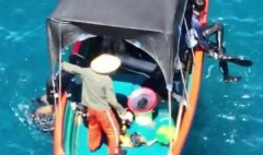 解放军055大驱压阵，9舰防守南海，菲海警水鬼出动，瞄准仙宾礁