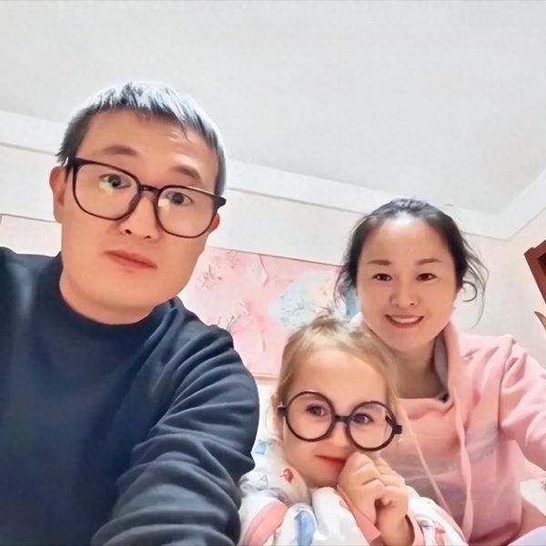 隔代遗传好强大！中国夫妻生下金发碧眼的女儿